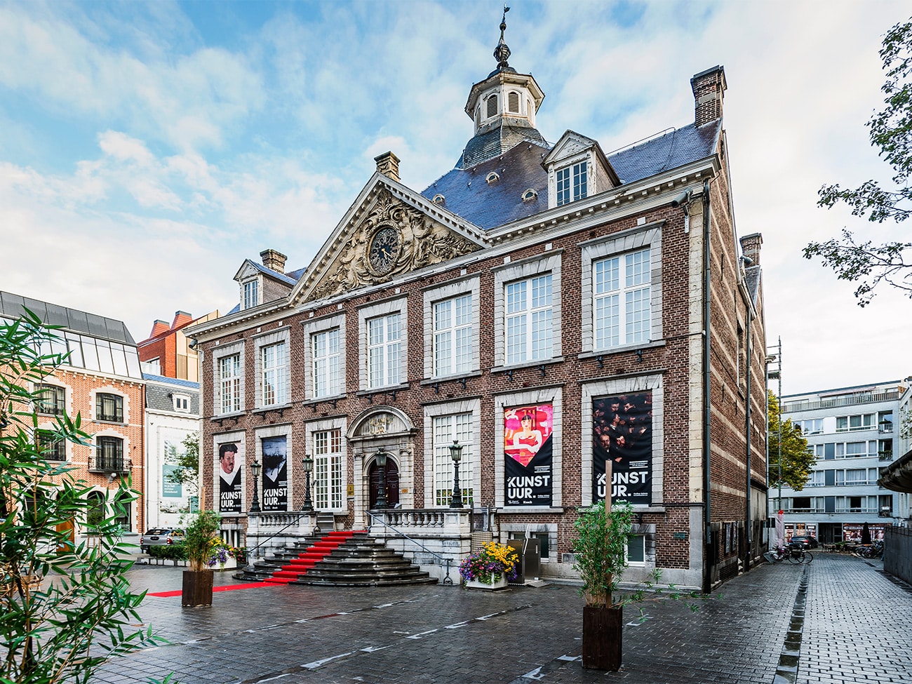 Textielkanalen schot in de roos in kunstgalerij